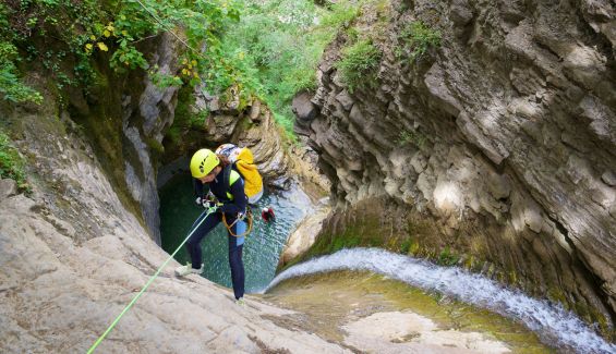 Técnica descenso de barrancos: cómo montar un rápel en 5...